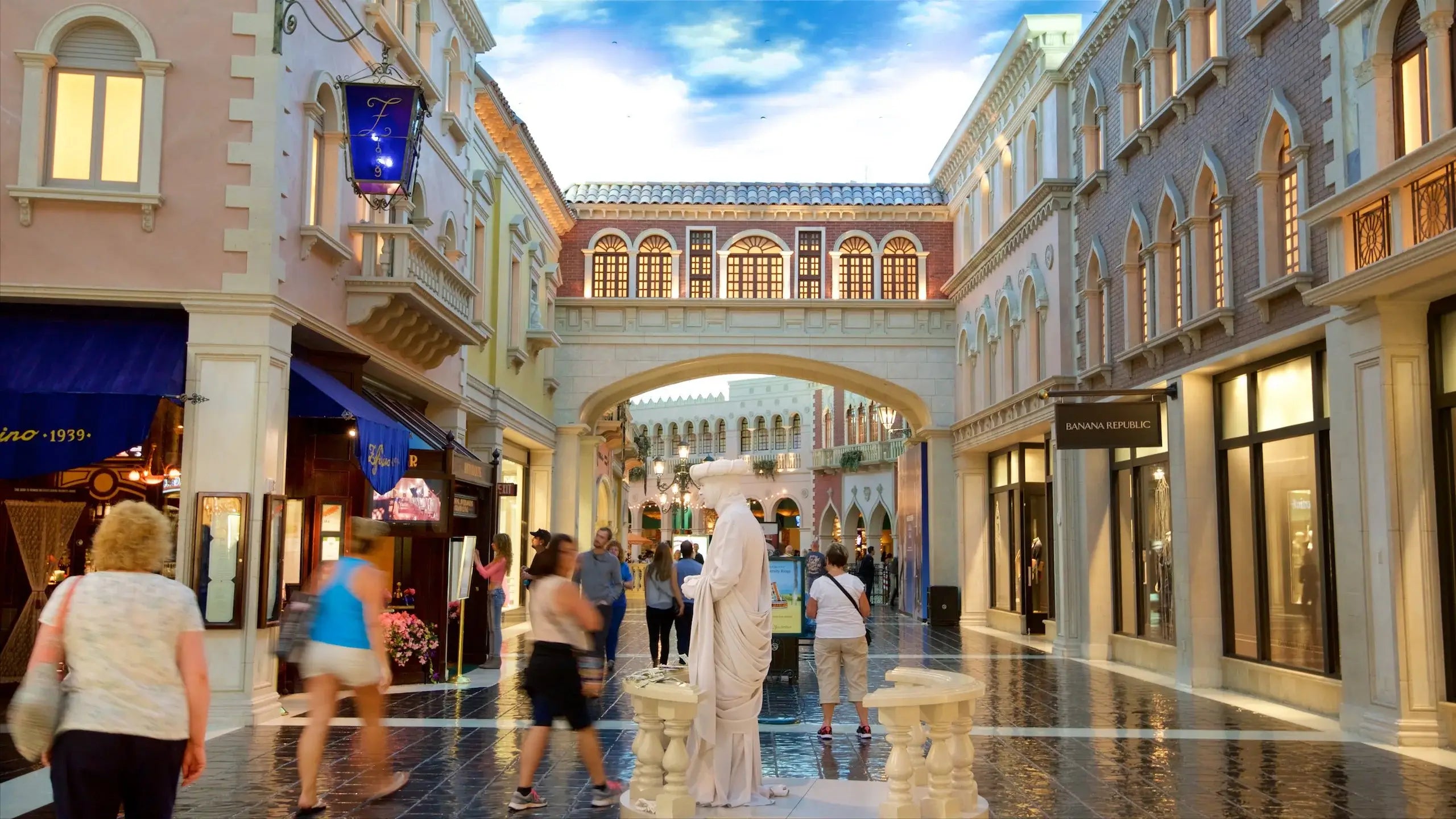 Happy Hour & Pre-Show Dining Near The Venetian - Atomic Golf