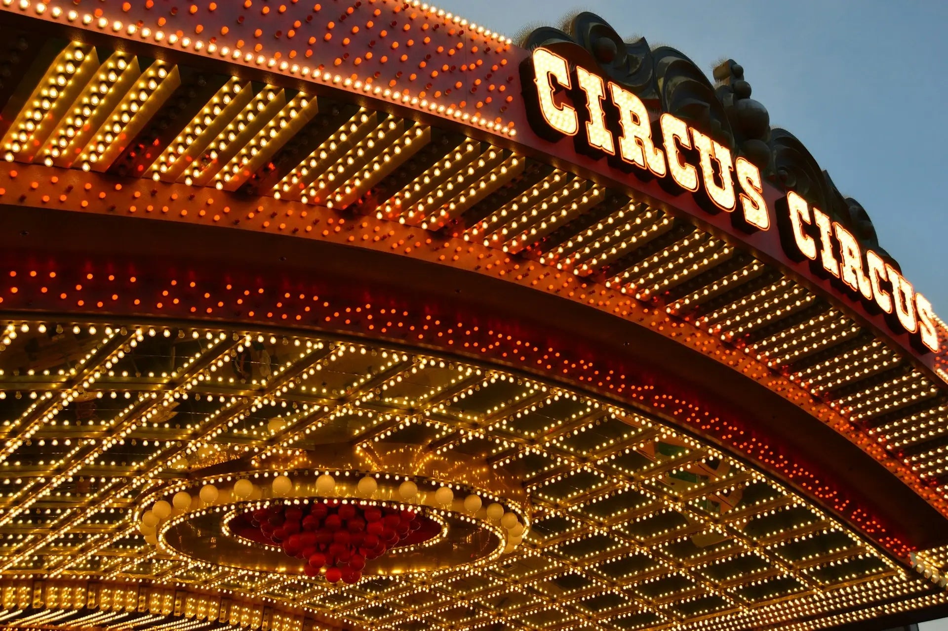 Ultimate Guide: Food & Fun Near Circus Circus Las Vegas - Atomic Golf